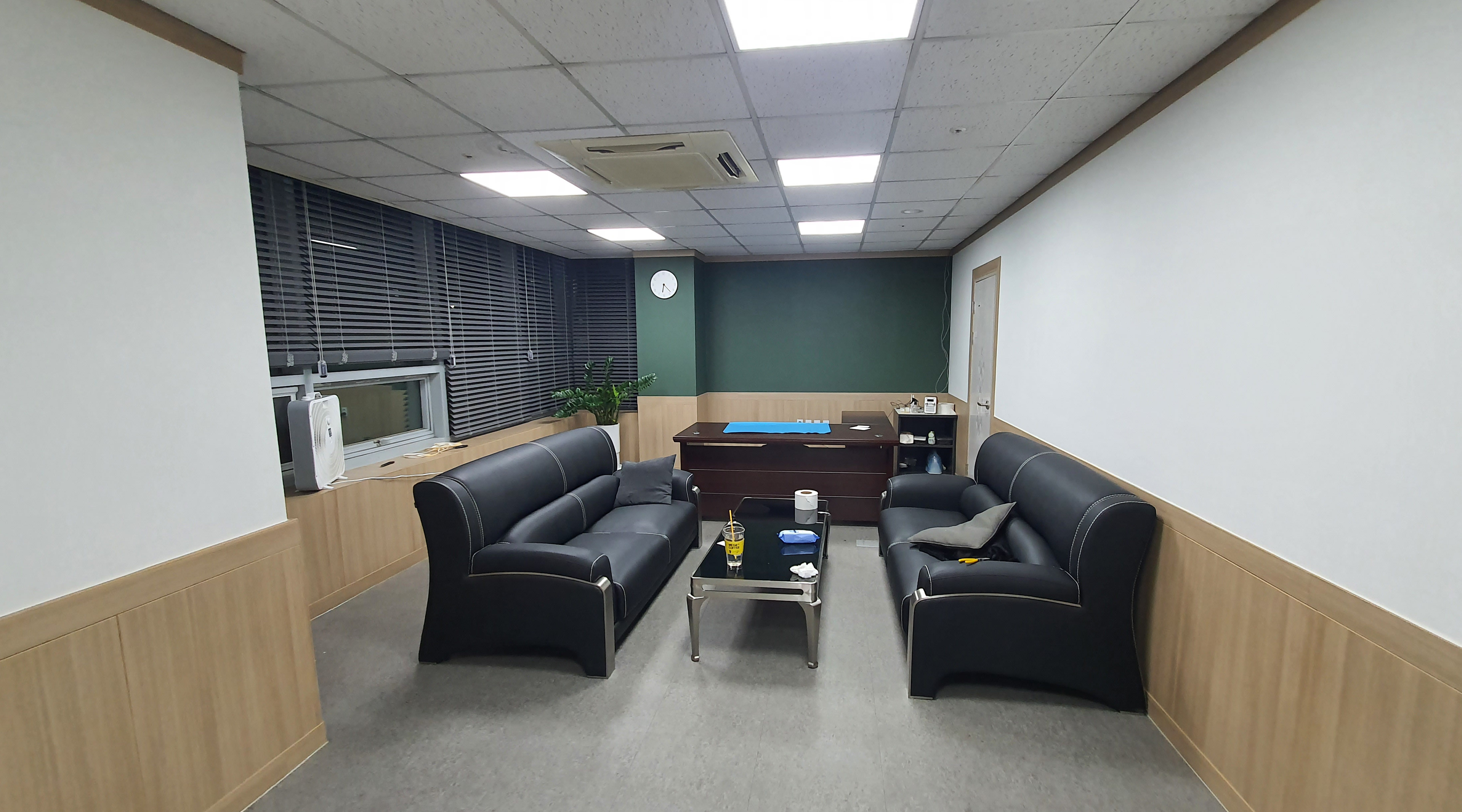 젊은 CEO의 모던 그레이 스타일 사무실 | 인테리어티쳐